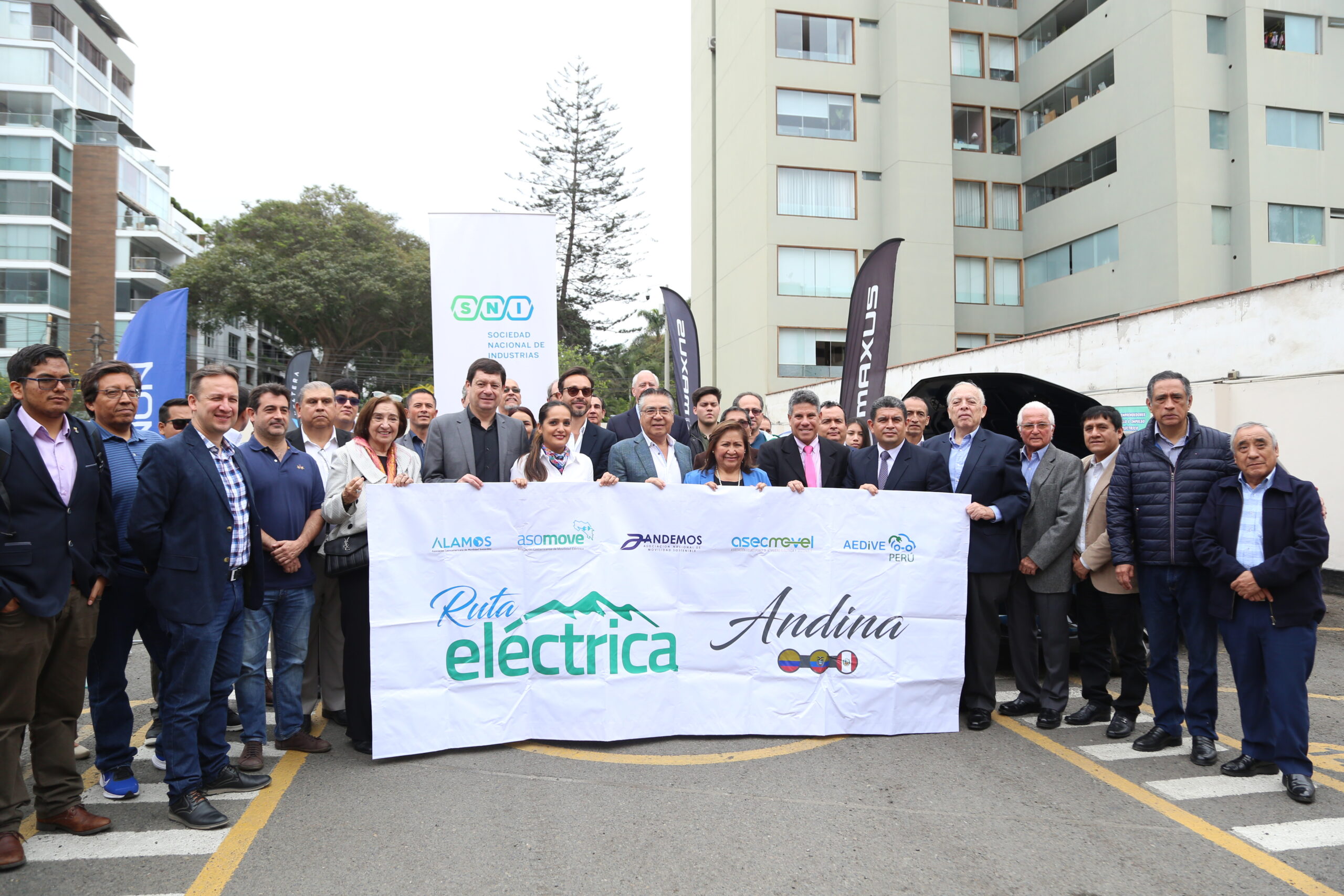 SNI recibe autos eléctricos de la Ruta Andina 2023, y promueve su ...